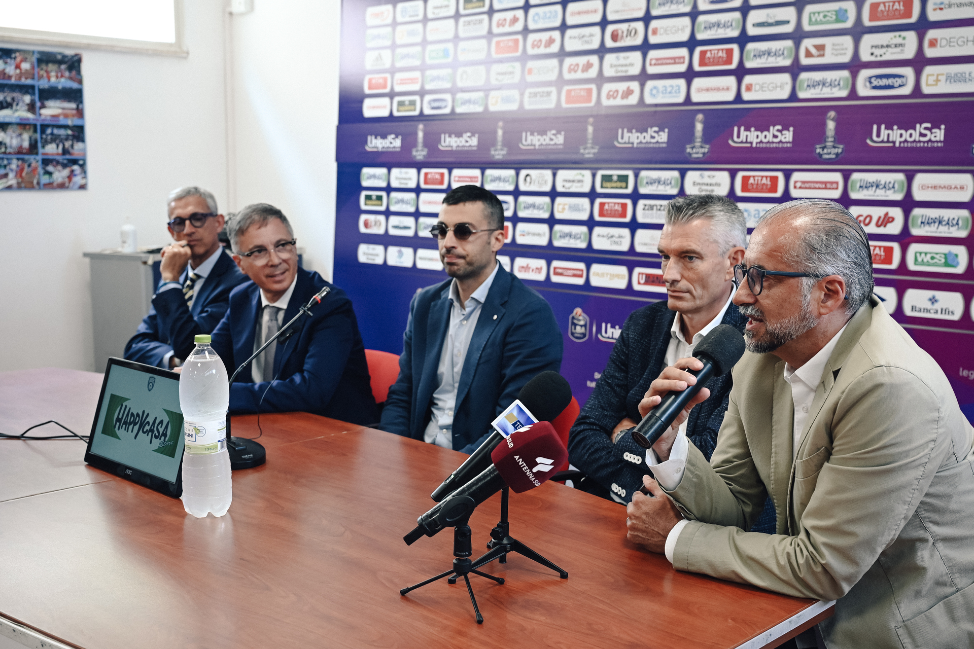 Happy Casa Brindisi 2023/24 si presenta - coach Corbani e il DS De Rycke: "In sintonia, al ...