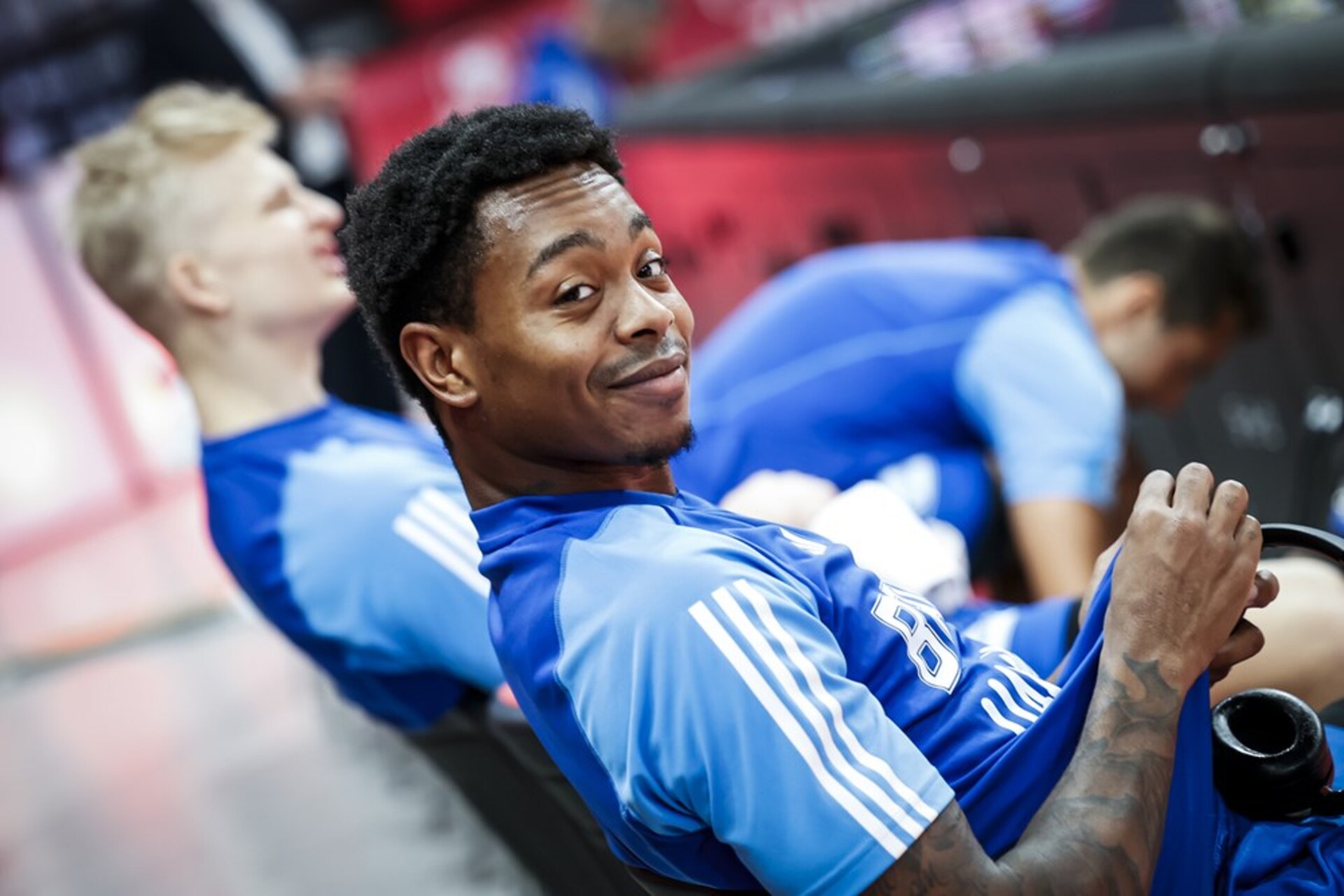 Rescissione del contratto con l'atleta Wendell Mitchell