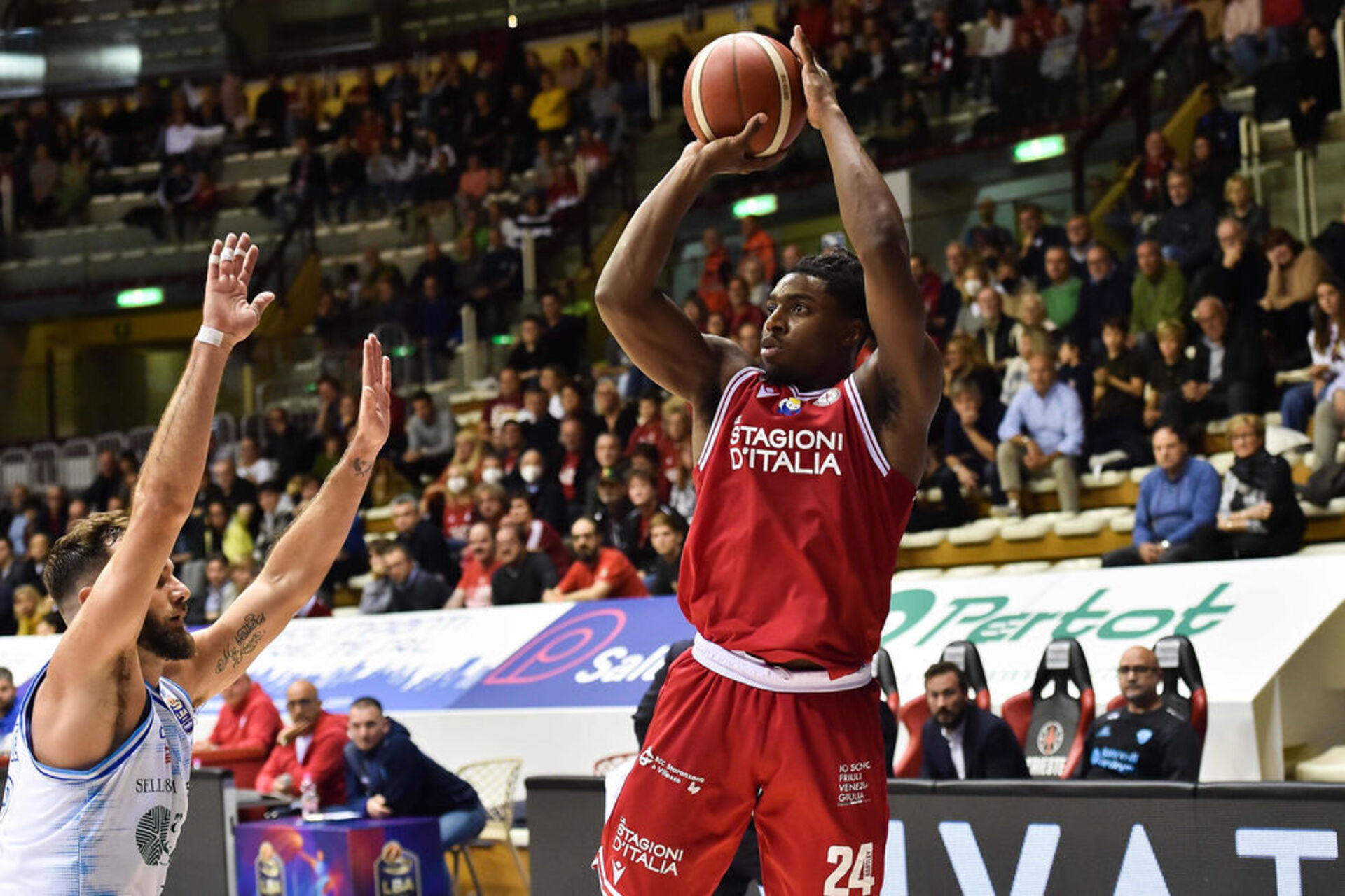 Il top scorer Frank Bartley IV alla Happy Casa Brindisi
